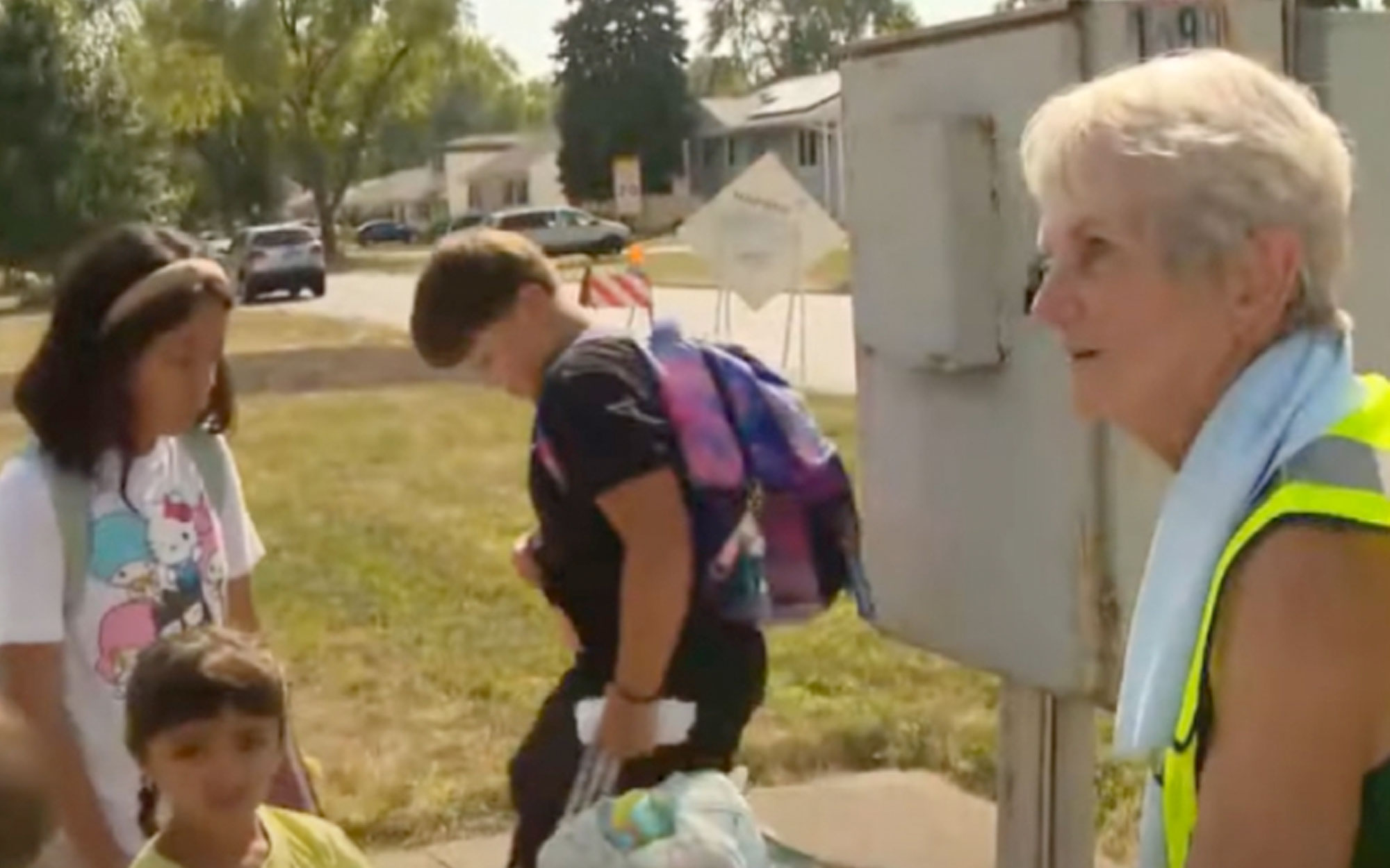 87-year-old crossing guard hands out ice cream to kids during heat wave
